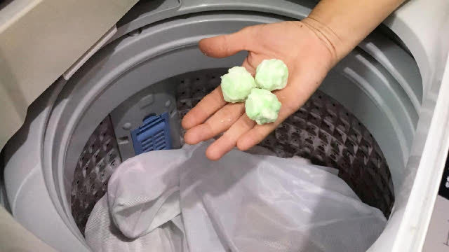 夏天洗衣服时,洗衣机里扔3粒,衣服干净如新,太实用了