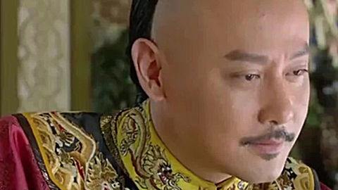 还珠格格:香妃为皇上疗伤,老佛爷突然驾到,香妃慌张