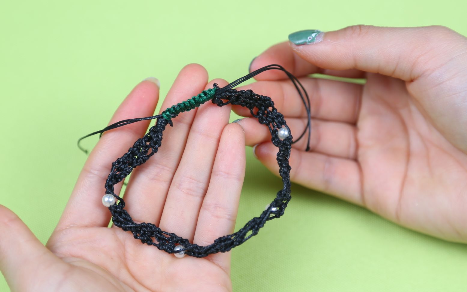 女孩的手链真漂亮,原来是自己编出来的,方法简单你也能学会