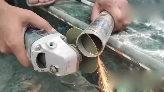 看焊工师傅如何安装房子不锈钢楼梯扶手,值得学习