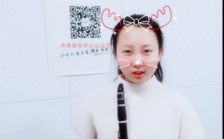 单簧管在美女的手中迸发出绚丽的光芒!