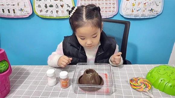 乐乐自己挑战火山爆发小实验也成功了!