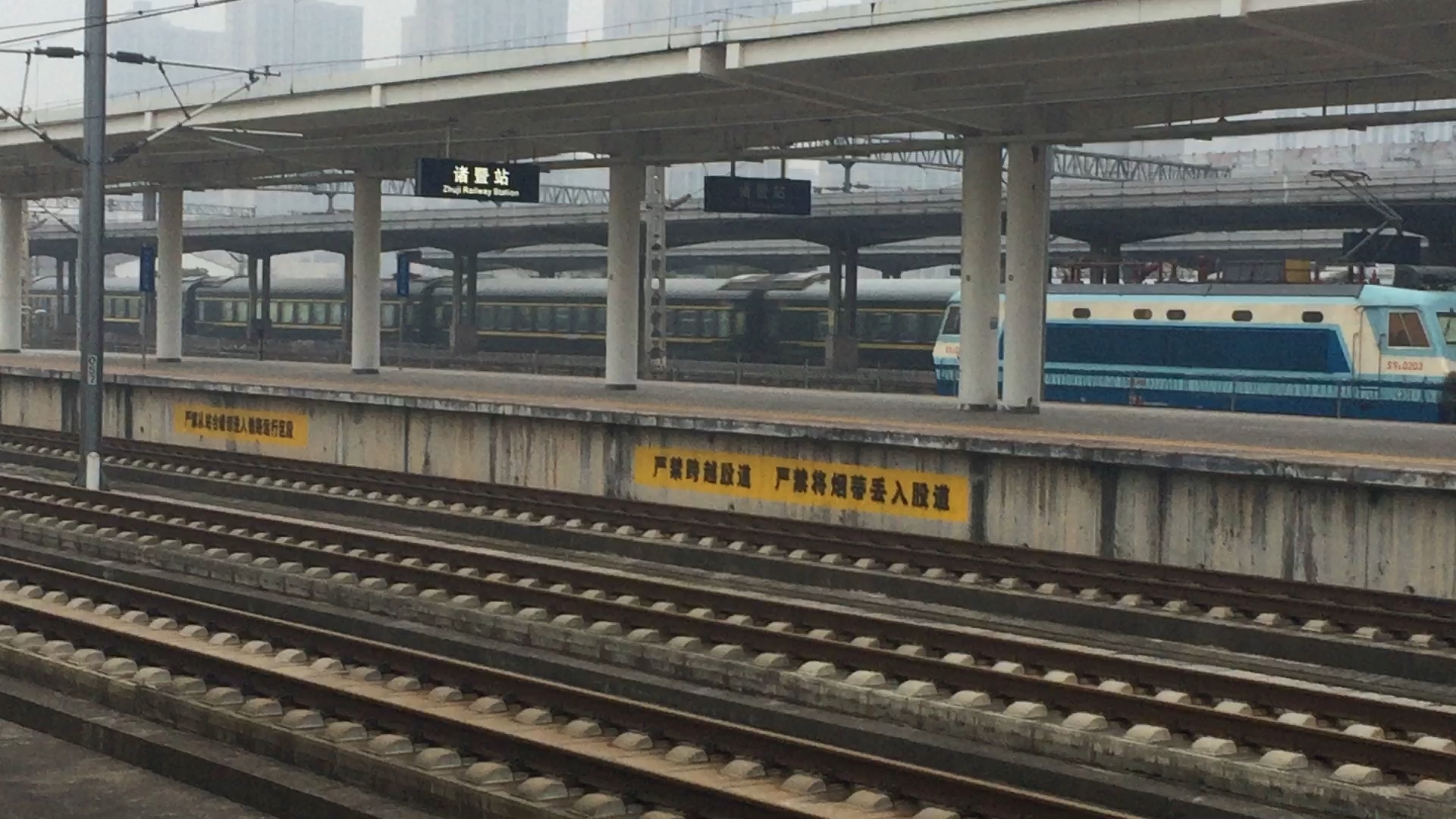 K1272次列车通过诸暨站普速场