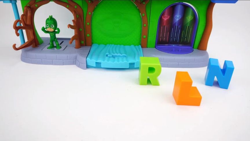 英文字母的积木变出了许多小玩偶