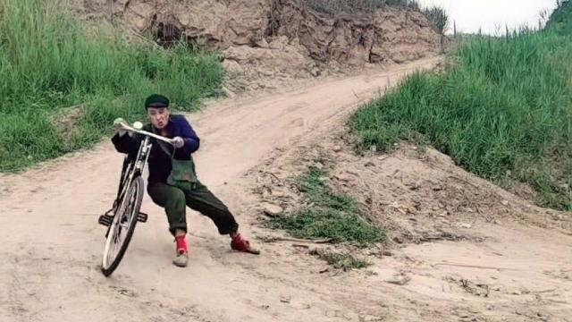 二八大杠骑出路虎的感觉,凭借骑自行车男子成大网红