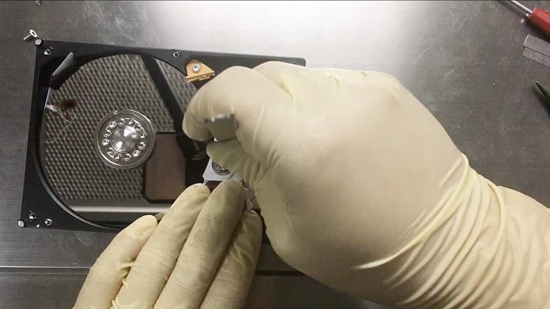 粉丝邮寄一块500G硬盘,通电不读取,着急取出里面数据,怎么办?