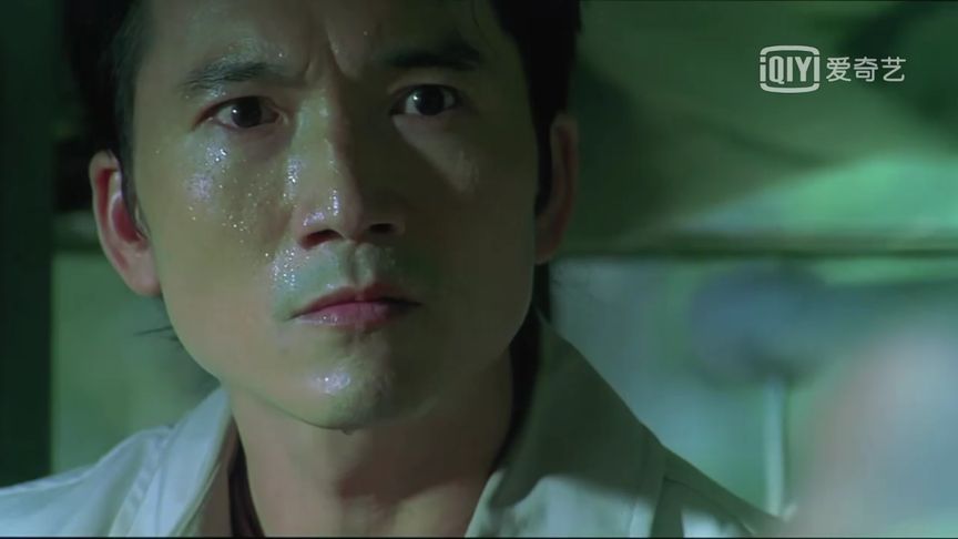 两个男的在屋顶打架,突然出来个妈妈找儿子的
