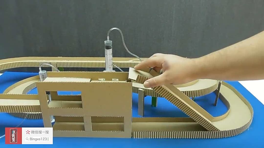废弃纸板DIY制作一个玩具汽车赛道,创意技术宅手工作品视频
