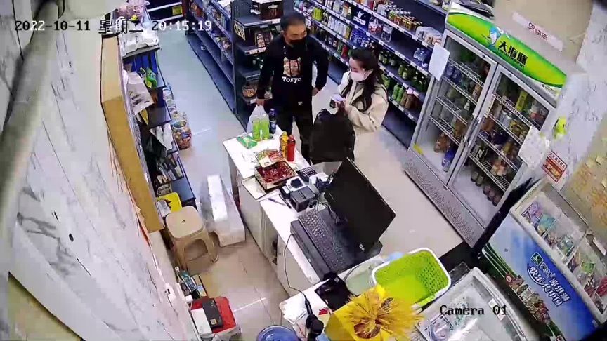 无人超市顾客自觉取物付款,向监控展付款记录,管理员:感动暖心