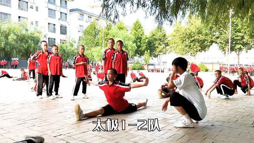 我在塔沟武校学武术:努力练功的塔沟小子,精神头很足!