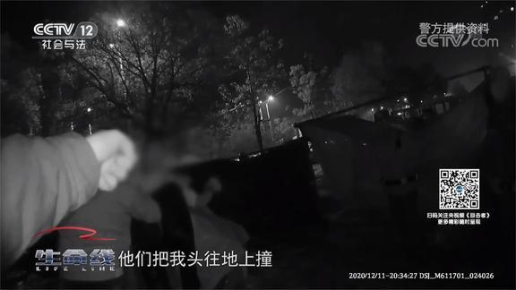 交警打人啦!三醉汉遇查弃车跑进工地 跪地撞头高声叫骂趁乱袭警