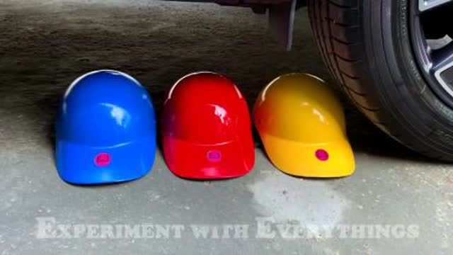 ...实验:牛人把玩具摩托车、抽纸盒、安全帽等放在车轮下,好减压,勿模仿