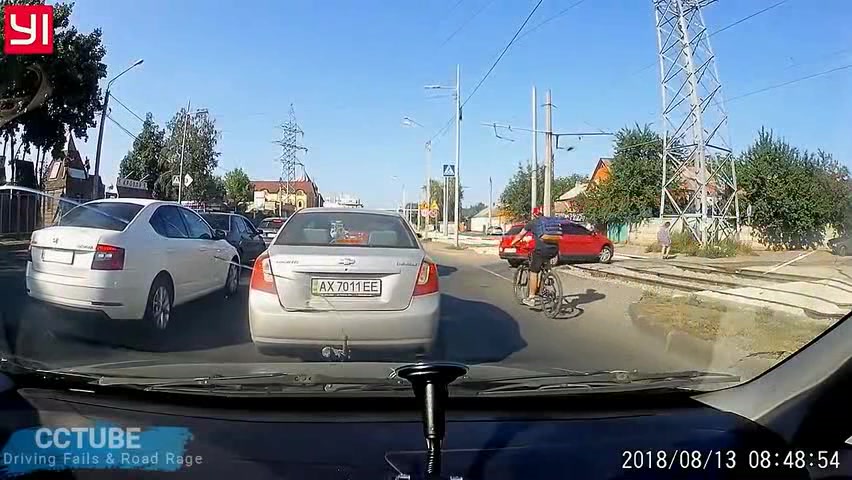 莫名有点萌!单车撞上汽车,摔得好惨!