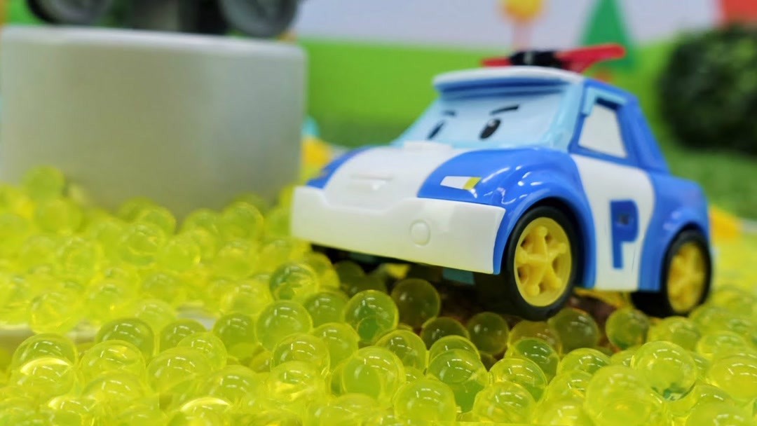 变形警车珀利警长出动救援,帮助工程车伙伴的玩具游戏?