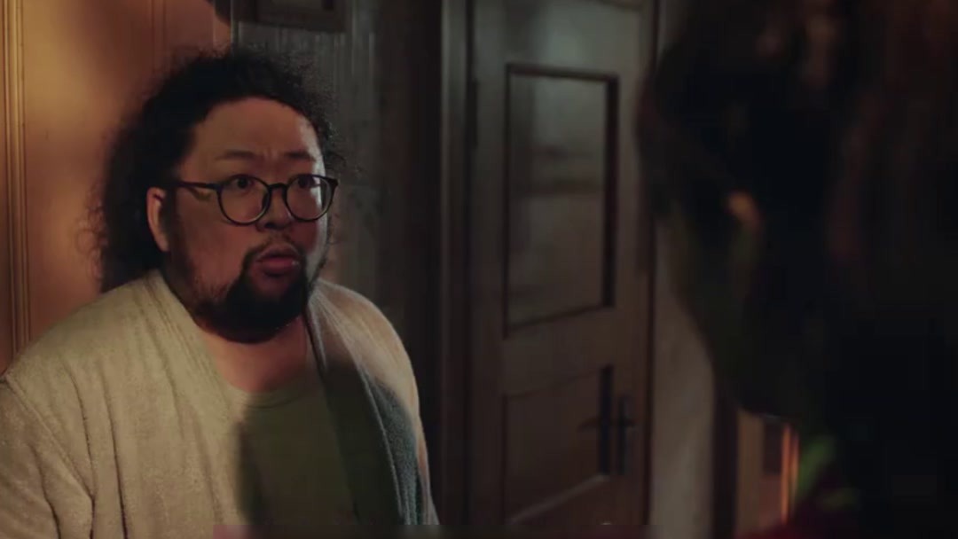 《入住请登记》眼镜男找来客服 称自己被打扰了