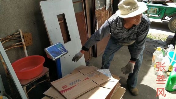 餐饮店存了半年的纸箱看看能卖多少钱,大爷给的价格很惊讶!