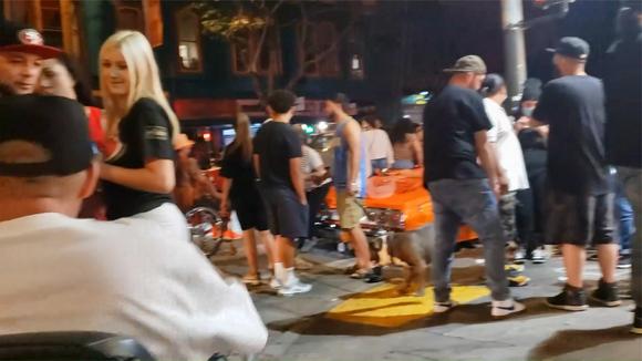 短短的三分钟,就知道为什么在美国,新冠病毒传播得如此迅速了?