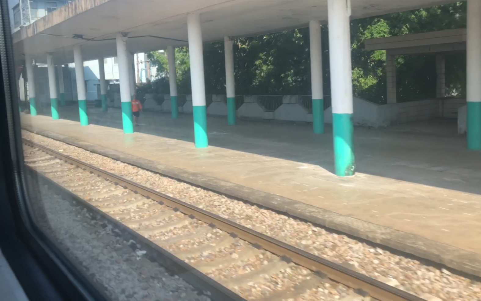 客车K2285次张家界北站一道通过