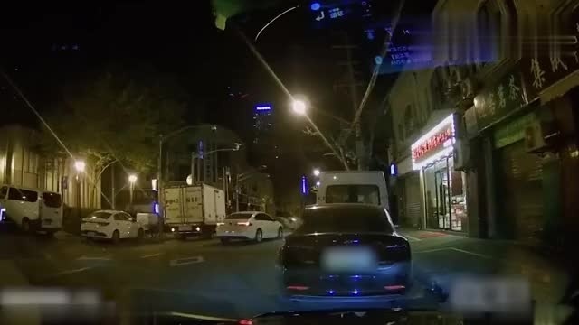 车主记录某自主品牌汽车主动刹车高光时刻,避免了一场车祸