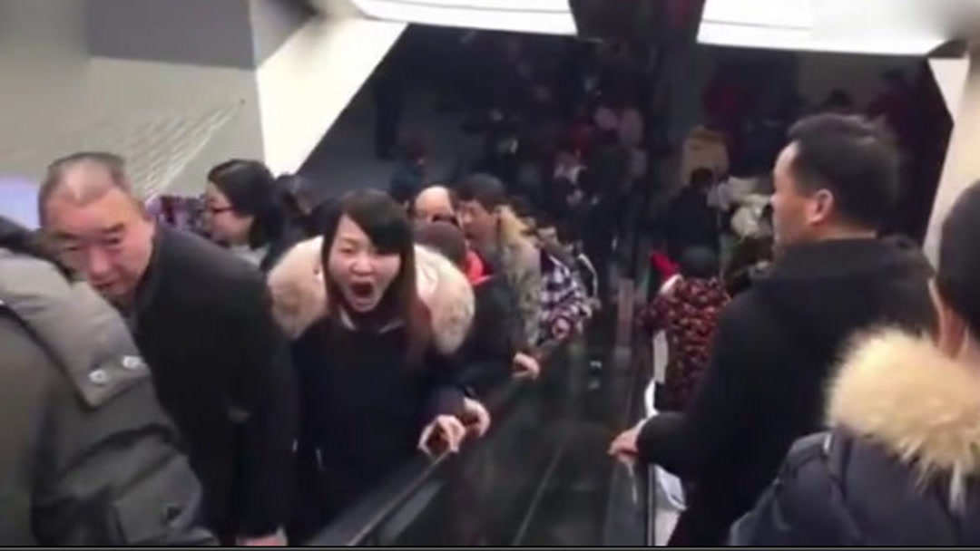 河南:医院开门场面堪比春运!门诊量超2万人次