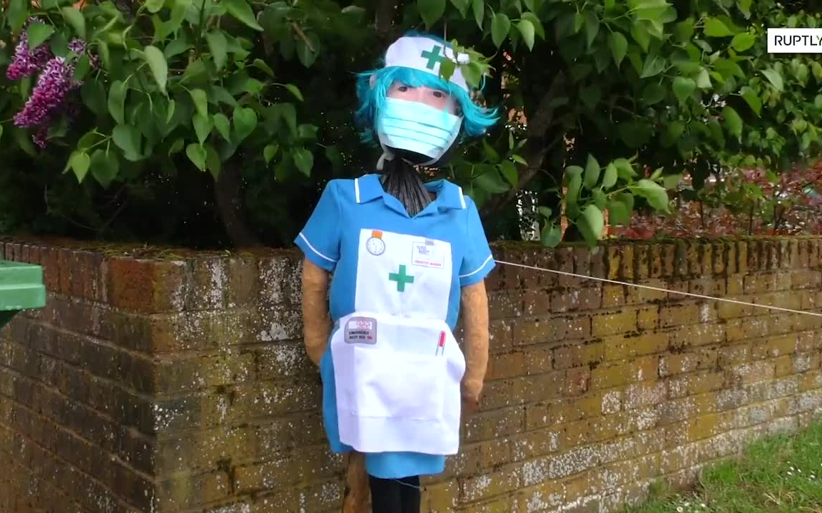 长得真别致!英国村民亲手扎稻草人感谢疫情工作者