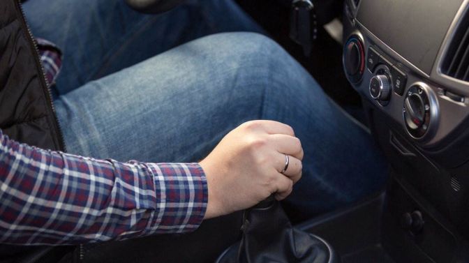 行车中油门突然故障,踩刹车没有用,这几个动作能拯救生命!