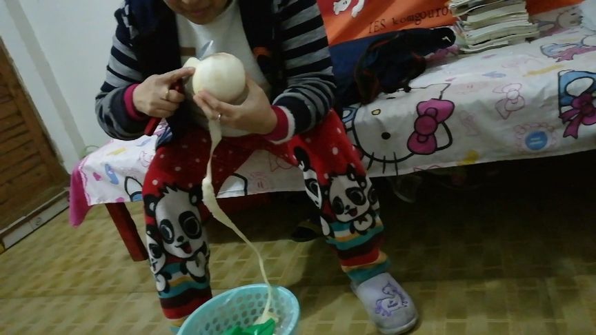 农村媳妇削水果,一刀削完皮中途没有断,看老公怎么样说的