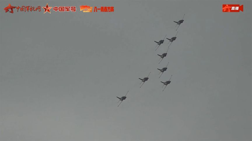8架飞机乘风而来 "红鹰"飞行表演队呈标枪队形炫技航展
