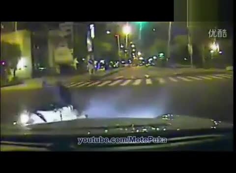 100种摩托车车祸视频集锦 触目惊心!