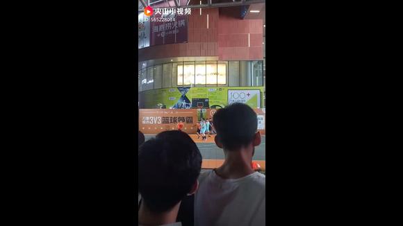 这算是带球撞人吗?ߘ