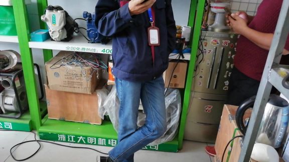 在工作人员的介绍下换了一个新的路由器,大家帮忙看看这款行不?