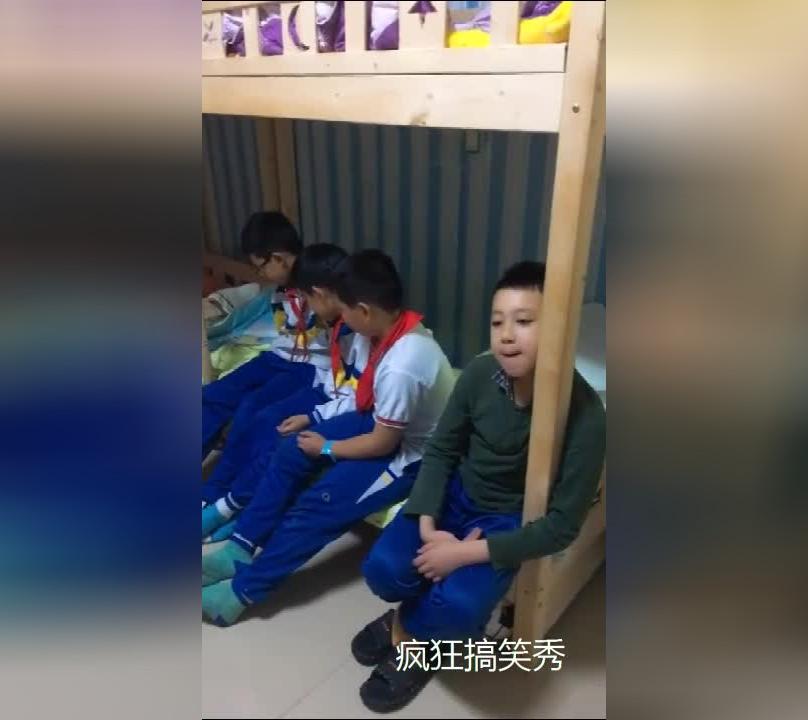 小学生宿舍玩欢乐肢体配音乐,笑死个人