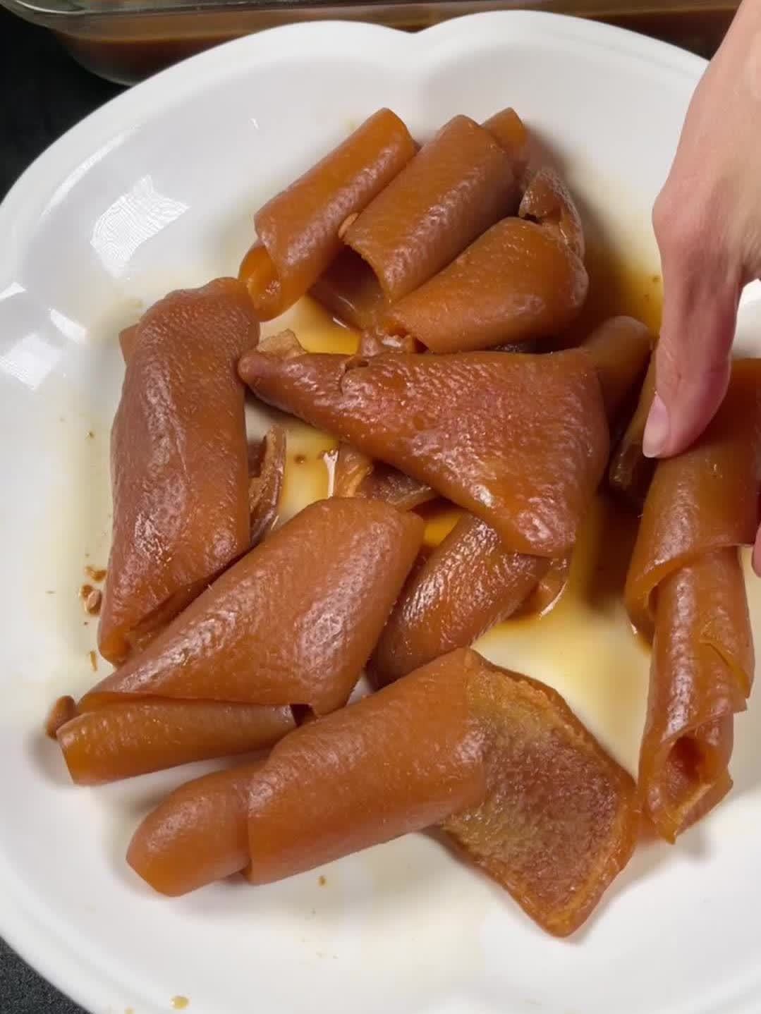 今天分享卤水猪皮详细制作方法和猪皮冻制作方法