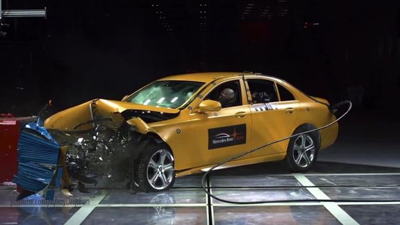 奔驰E级碰撞测试,结果超越五星标准,我知道你们肯定说“假人的演技都...