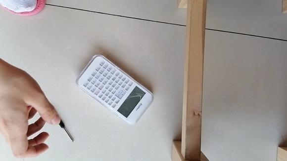 计算器不服帖,就要考试了,打开看一看,有什么问题