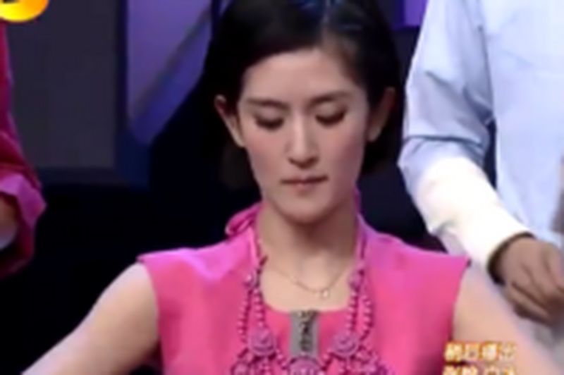 说数钱比赛只服谢娜又准又快,何炅真输不起竟然耍诈!