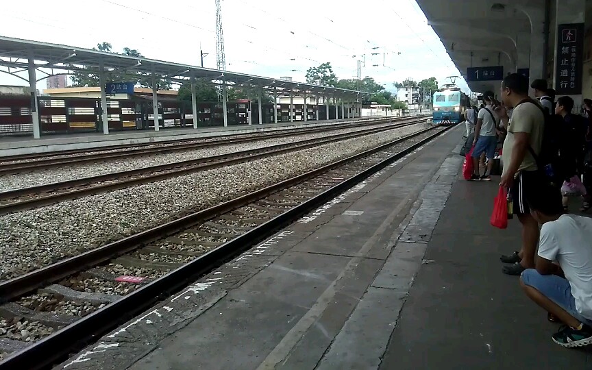 坪石站K1171次列车进站