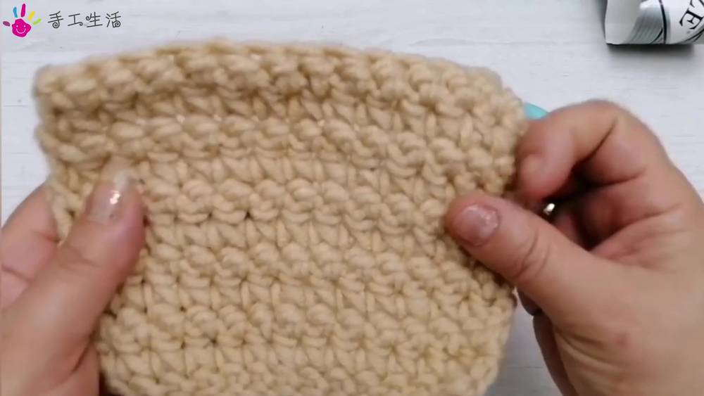 钩针织一条围巾,在寒冷的冬天很实用,反正闲着也是闲着