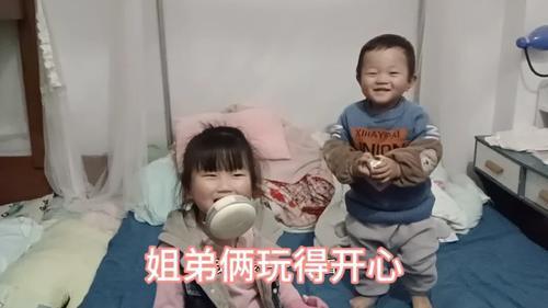 姐姐在玩模仿小狗狗的游戏,弟弟也跟着开心转圈圈