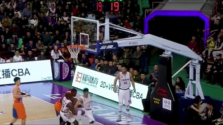 篮球世界:CBA暖心时刻,下意识保护对手,这大概是球场上最帅的样子吧!