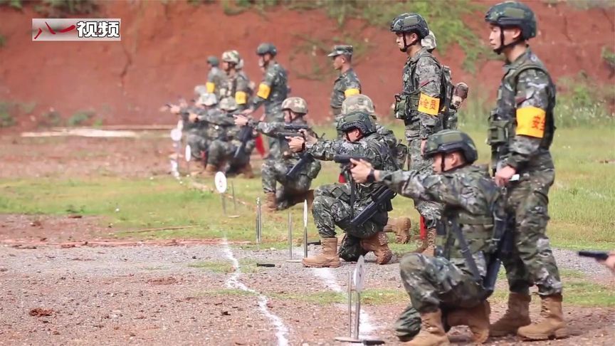 直击武警官兵多武器实弹训练