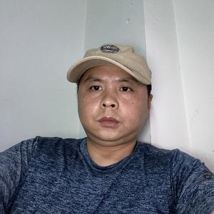 在三亚开海鲜店的华仔 