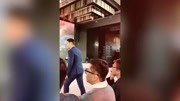 明星:黄晓明杨紫来喽,杨紫没找到站位,晓明哥非常绅士