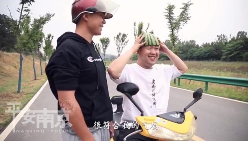 ...自制头盔很吸粉,但是只有佩戴正规合格的头盔,才能安全到家哟~