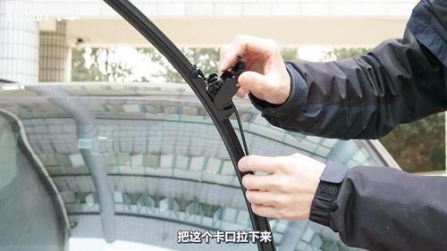 自己给车换雨刮片,一次省上百元,但是个子太矮怎么办?