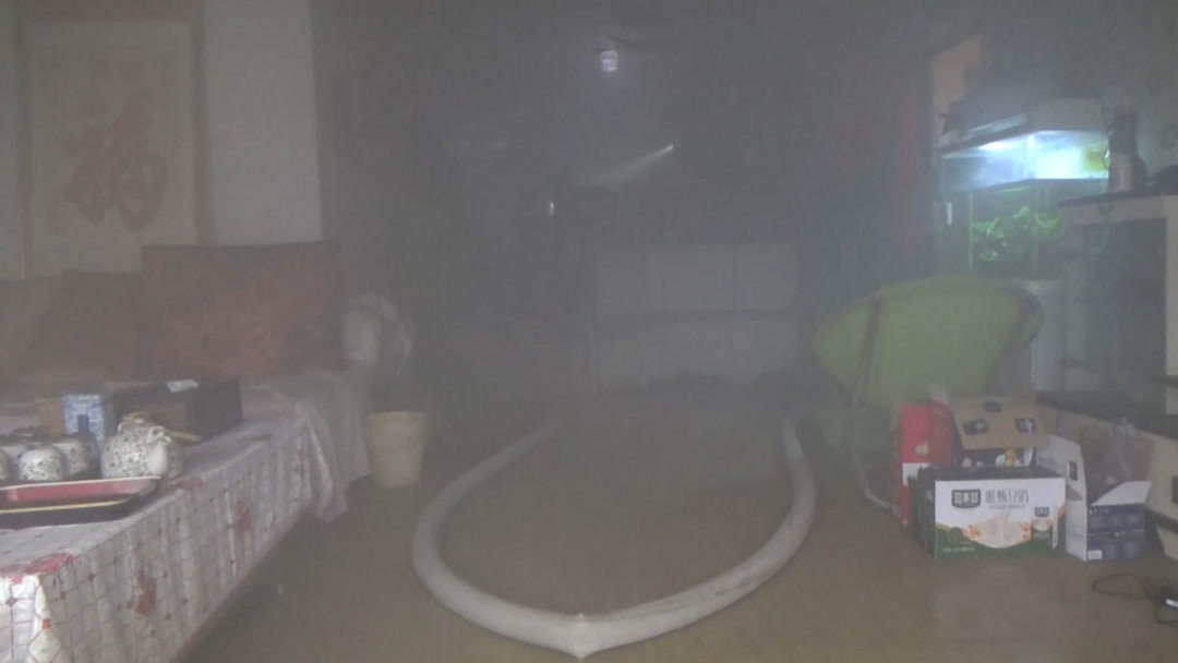 江苏:油炸食物后房主出门煤气忘关紧,厨房被引燃!