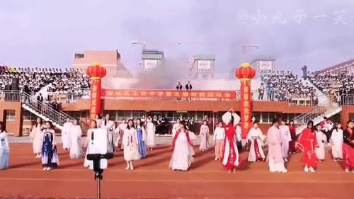 这才是运动会开幕式该有的样子,多好的小姐姐!
