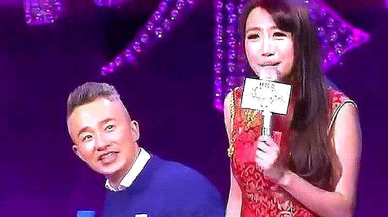 现场惊现两位一模一样的美女,评委吓得直接离开坐席,观众沸腾了