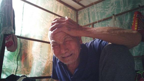 儿媳去世后,靠儿子打工养一家五口,80岁老人忍不住痛哭