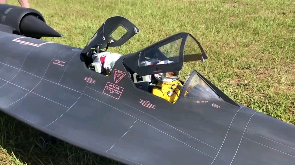 SR-71黑鸟大型航模飞行表演